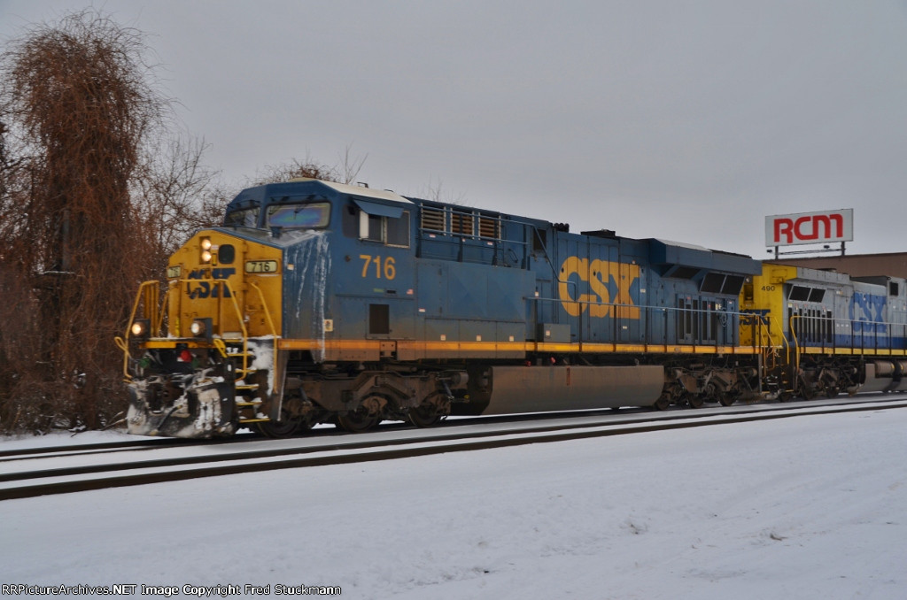CSX 716 fronts Q016.